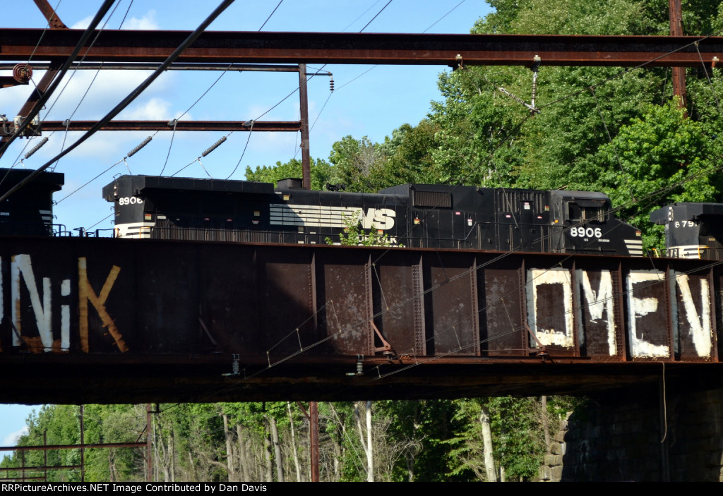 NS C40-9W 8906 trails on 17G